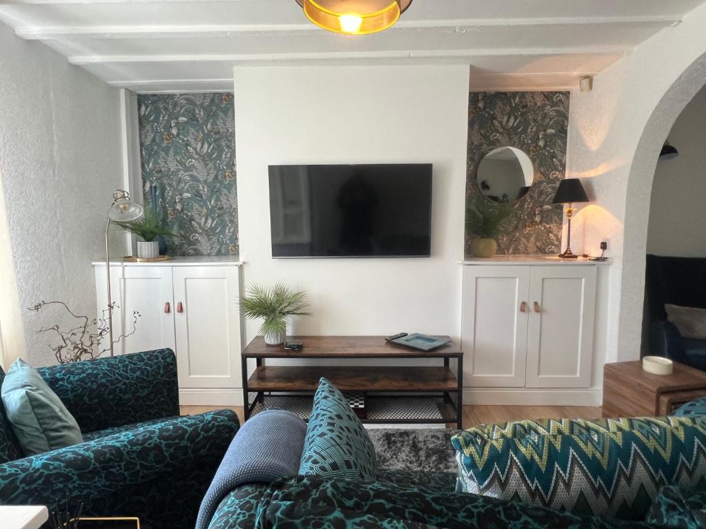 Comfy and Connected Standish Home - Two Mins from M6 Jct-27, Standish ...