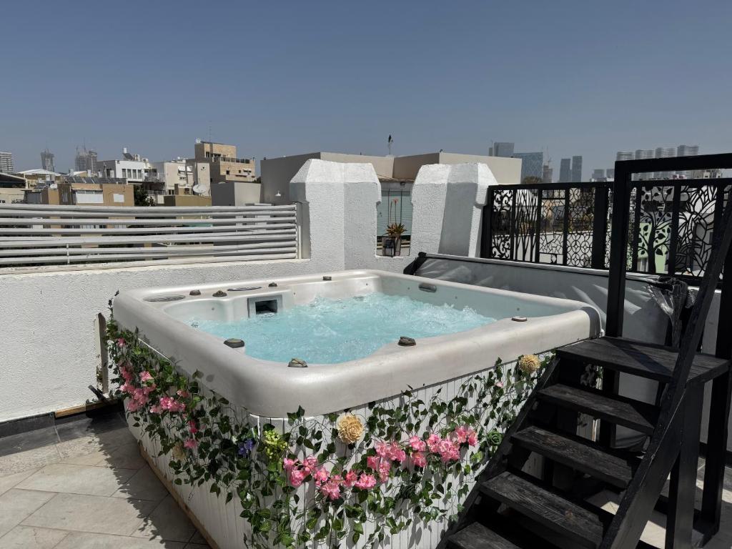 Penthouse with Jacuzzi,BBQ 2mn from sea Or Hakerem, Tel Aviv (precios ...