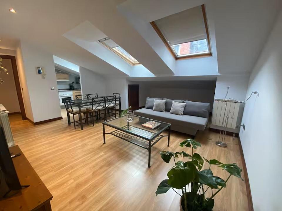 Quiet & bright attic in old town, Avilés (updated prices 2025)