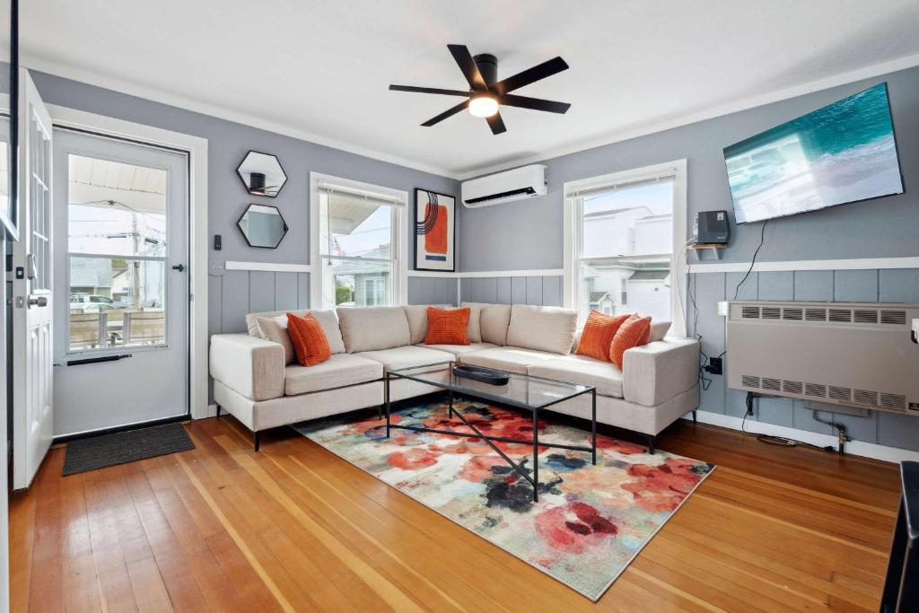 Blinkin Beach House Newly Renovated Steps to Beach, Hampton (updated ...