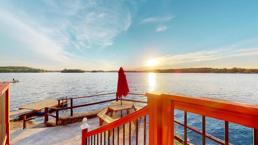 Cozy Lakefront Cottage, Coe Hill (updated prices 2025)