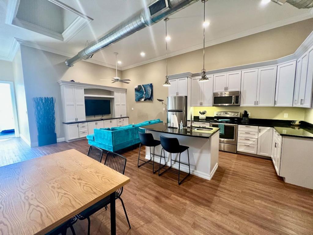 Main Street Loft - Above Patton Diner Downtown CF!, Cedar Falls (preços ...