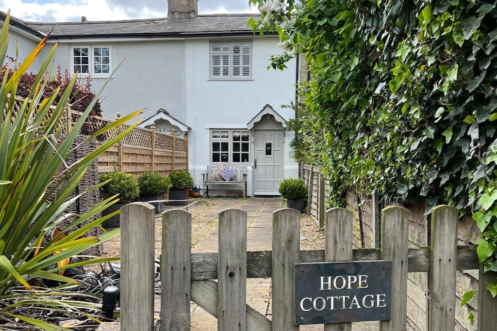 Hope Cottage - ideal to explore the Suffolk Coast, Ufford (updated ...