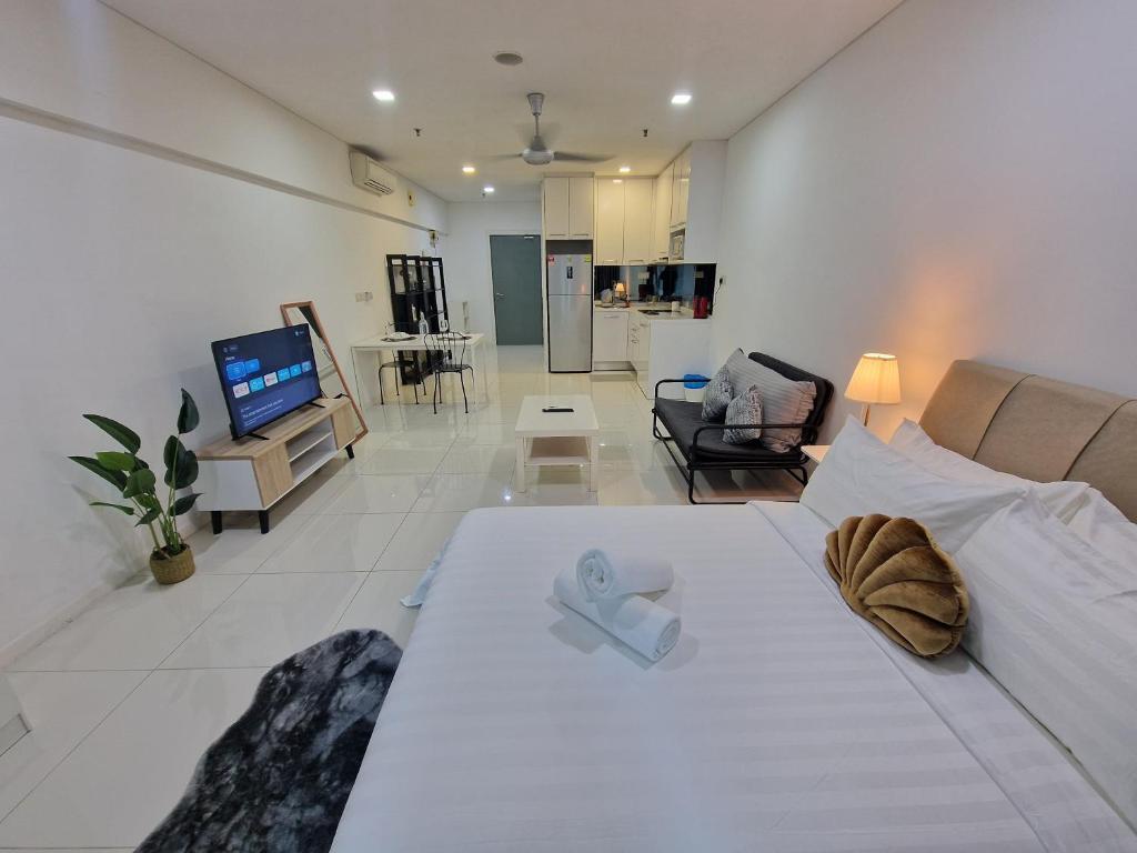 Summer suites Klcc 8 min walk Free Netflix and WiFi by ATIQ, Kuala ...