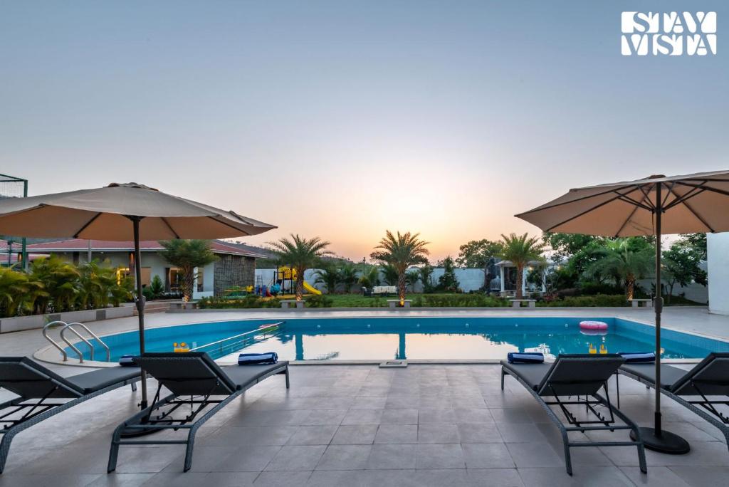 StayVista at The Grand Ten with lawn and pool, Karjat (precios ...