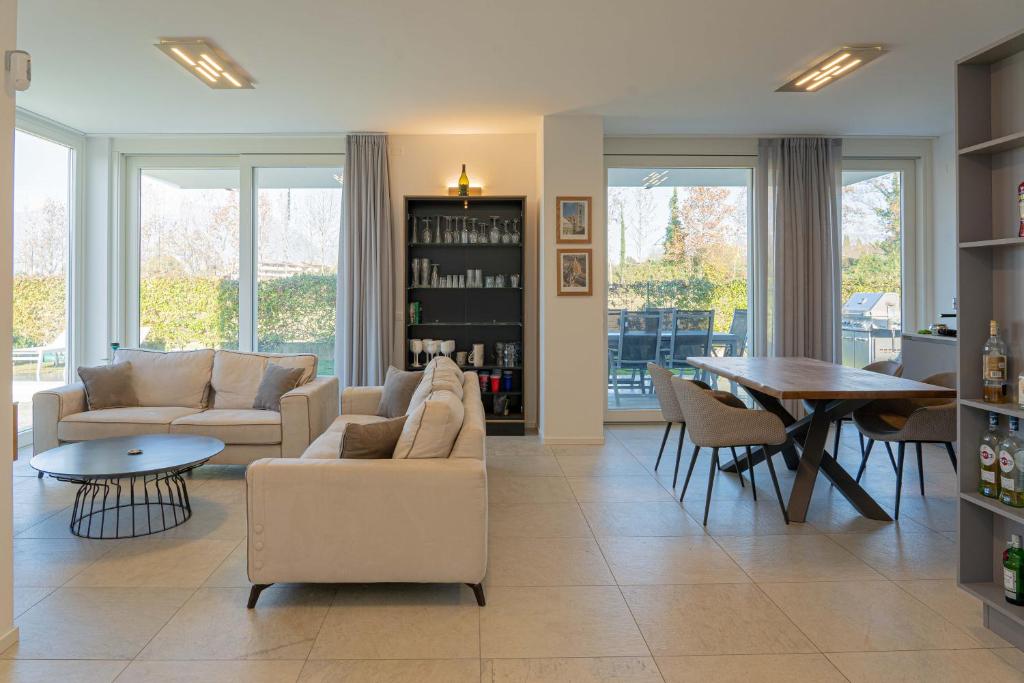 Villa Petra with a pool, Manerba del Garda (precios actualizados 2025)