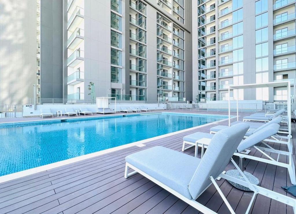 Private room of a residential tower for 1 lady pool & downtown view ...