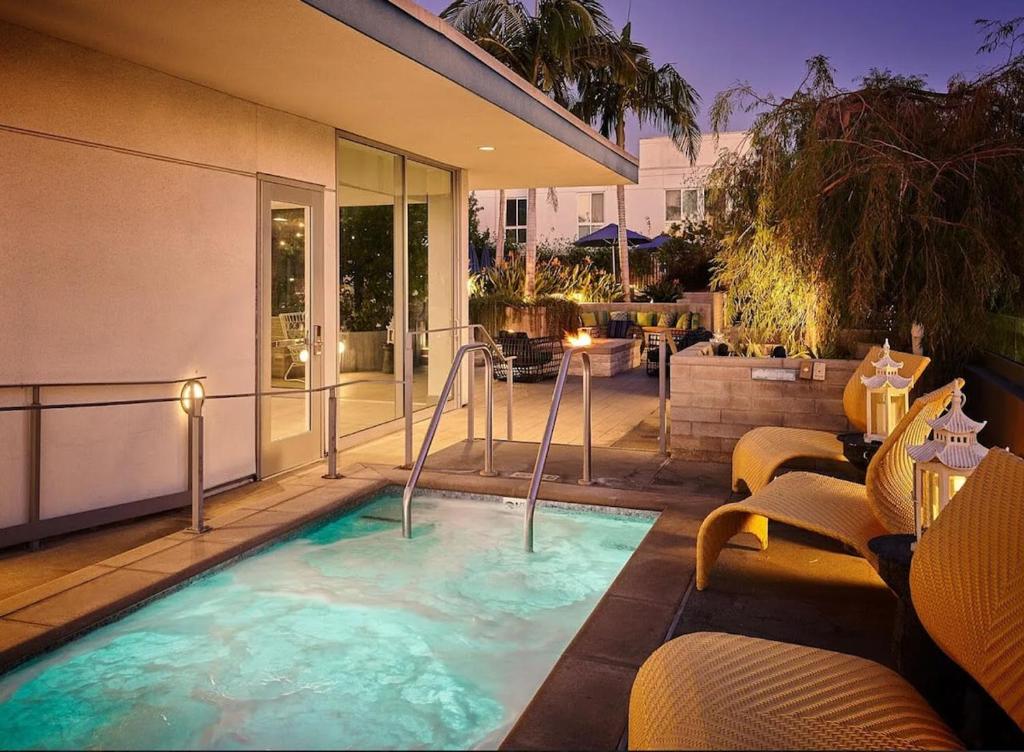 Spacious and Bright West Hollywood Pool & Gym, Los Angeles (updated ...