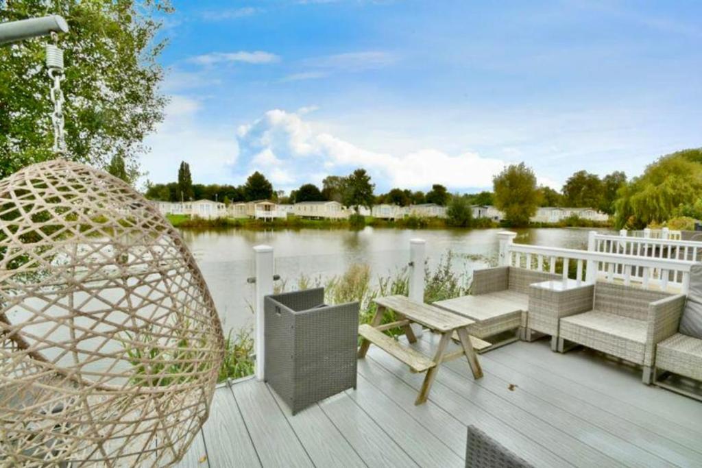 Exquisite Lake lodge in Hoburne Holiday Resort - Valentino Rose Lodge ...