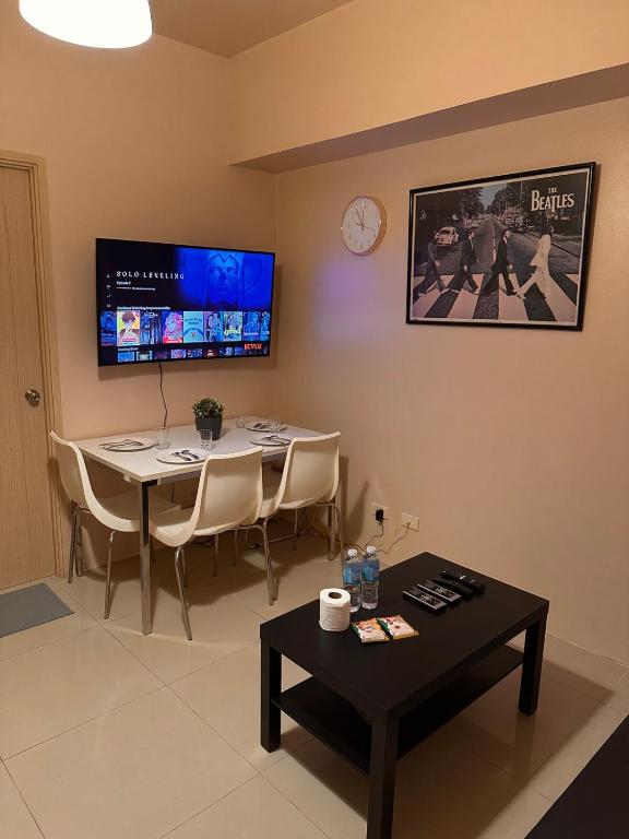 The Essential 2 BR at Sm Jazz makati 100 mbps, Manila (updated prices 2025)