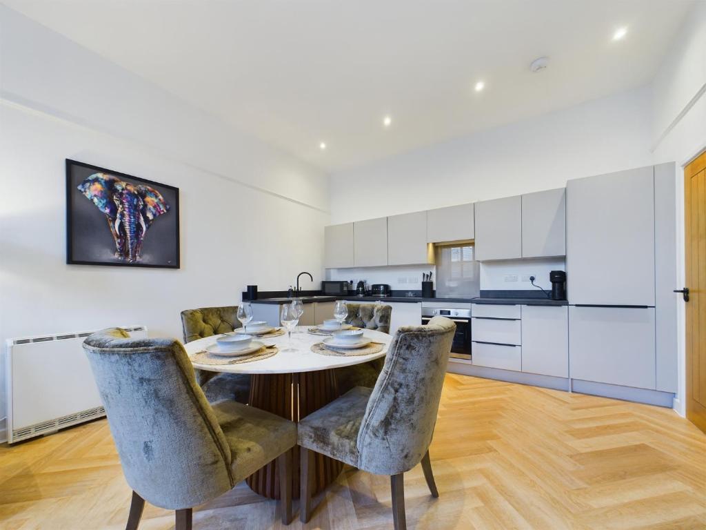 Luxury Town Centre Stay 2-Bed Chapel Conversion with Private Parking ...