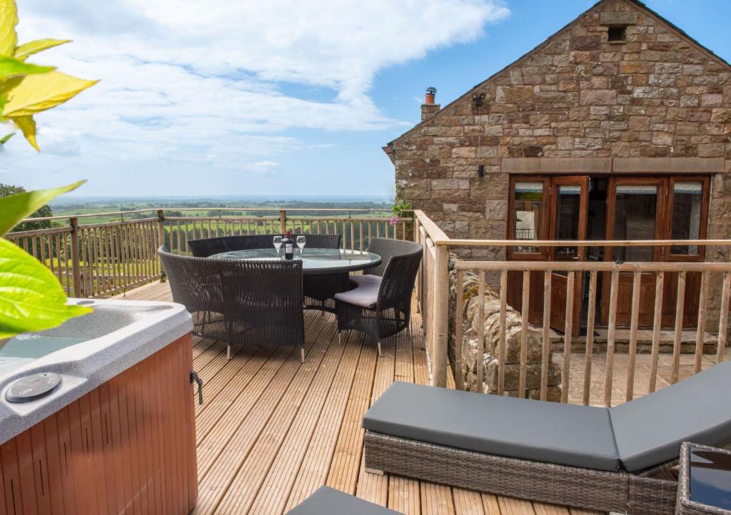 Mill Barn, Castle Carrock, dogs welcome, hot tub with countryside and ...