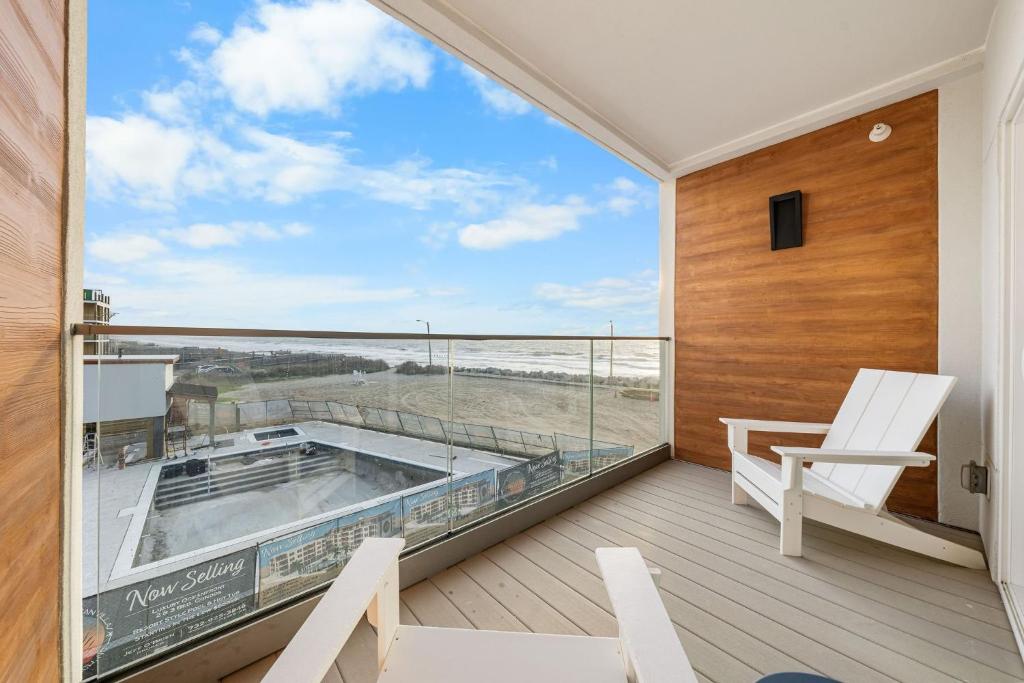 Beach Breezy Oceanfront, Elevator, & Pool, Carolina Beach (updated ...