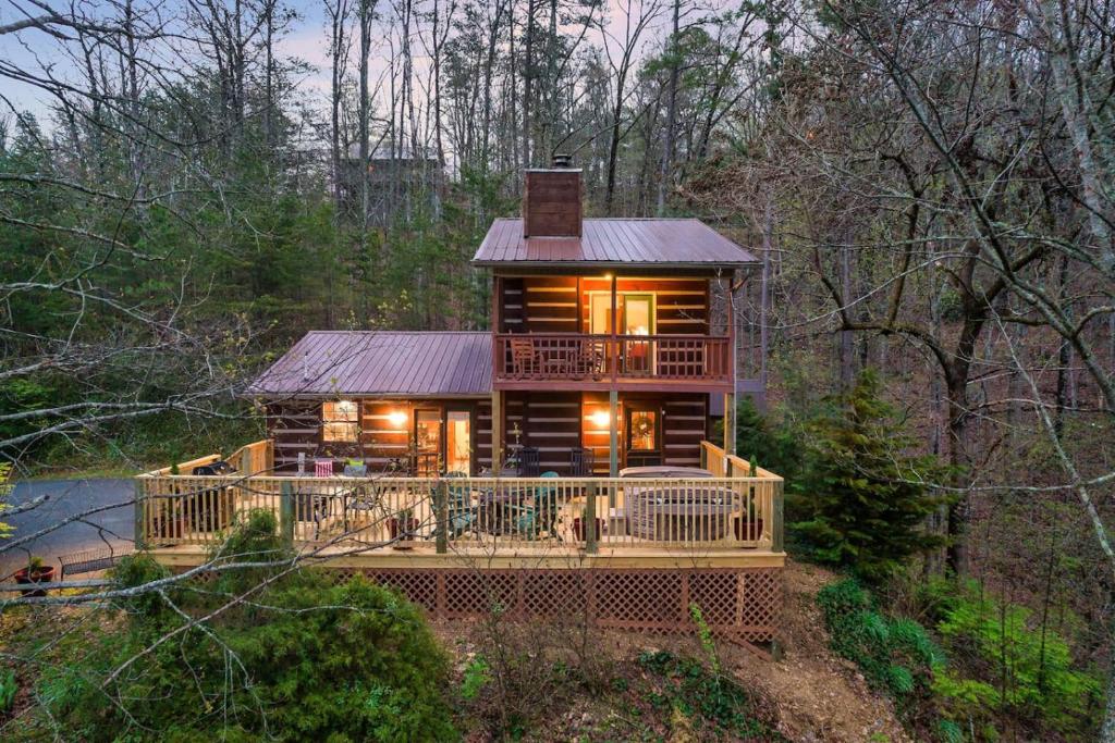 Tree House Tranquility Cabin Close to Dollywood, Sevierville (updated ...