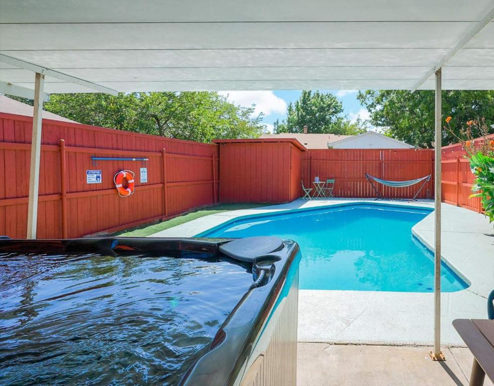 Cozy 5BR Pool House with Hot Tub Near The Lake, Rowlett (updated prices ...