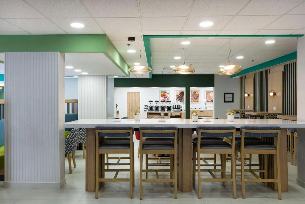 Hampton by Hilton Saltillo Zona Aeropuerto, Saltillo (precios ...