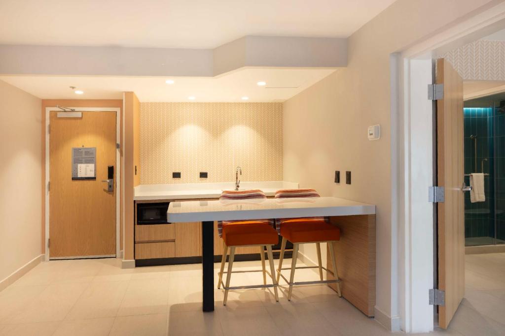 Hampton by Hilton Saltillo Zona Aeropuerto, Saltillo (precios ...