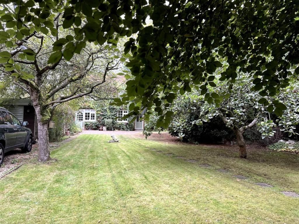 Cheerful Four Bedroom Cottage with Spacious Garden, Besthorpe (updated ...