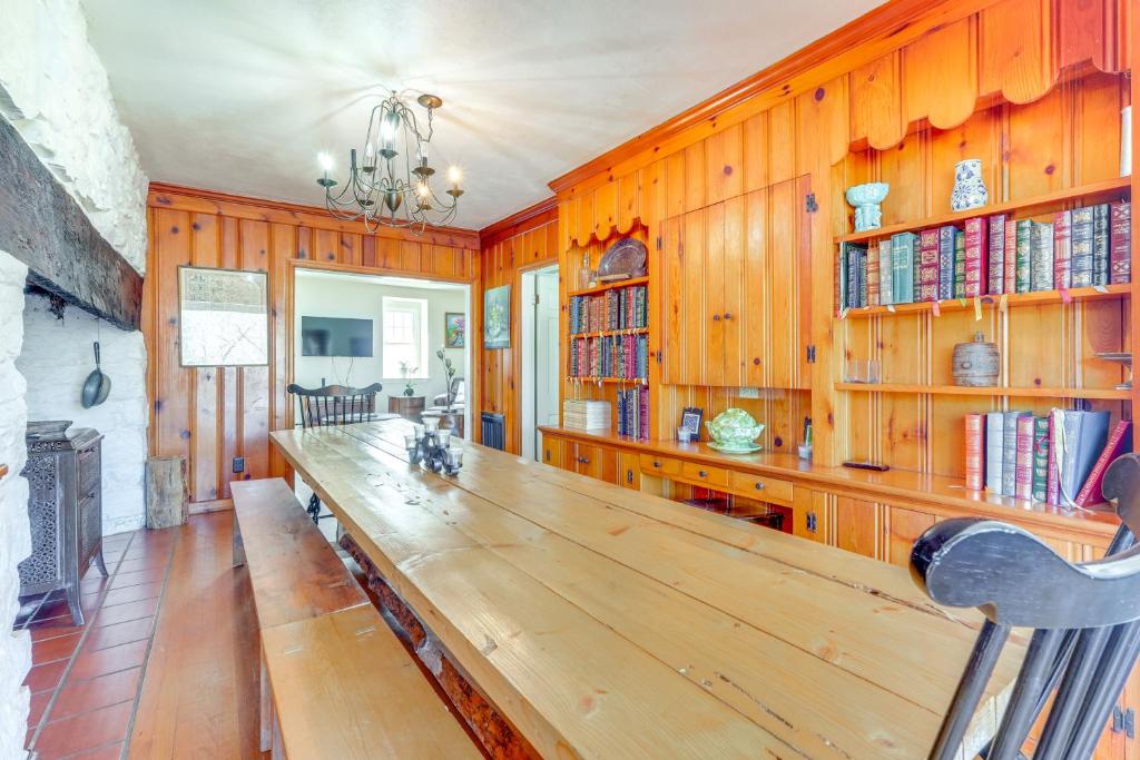 Pet Friendly Historic East Stroudsburg Manor, East Stroudsburg (updated ...