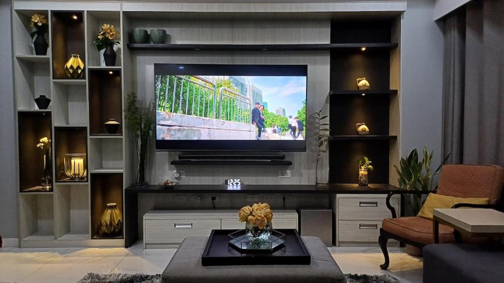 1 Master BR with full bathroom and JET TUB plus 2nd BR with full ...