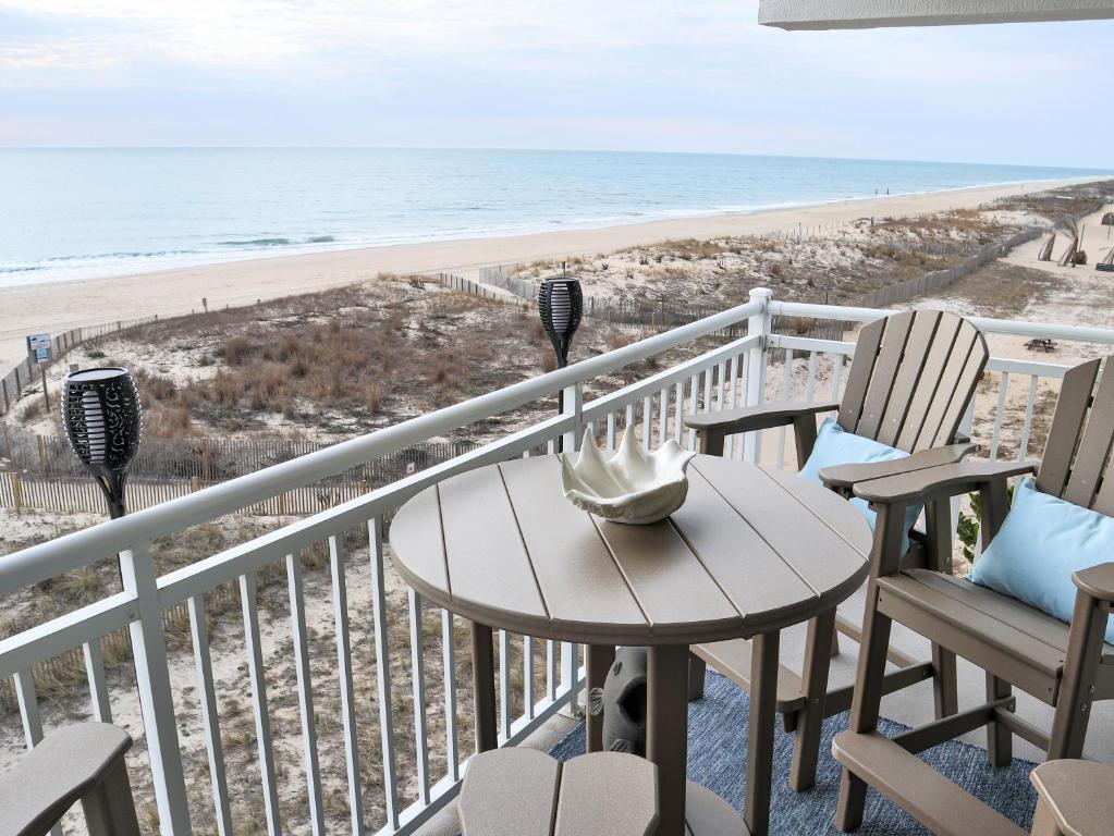 Couple's Getaway! Oceanfront Oasis - Corner Balcony, Beach Views, Full ...