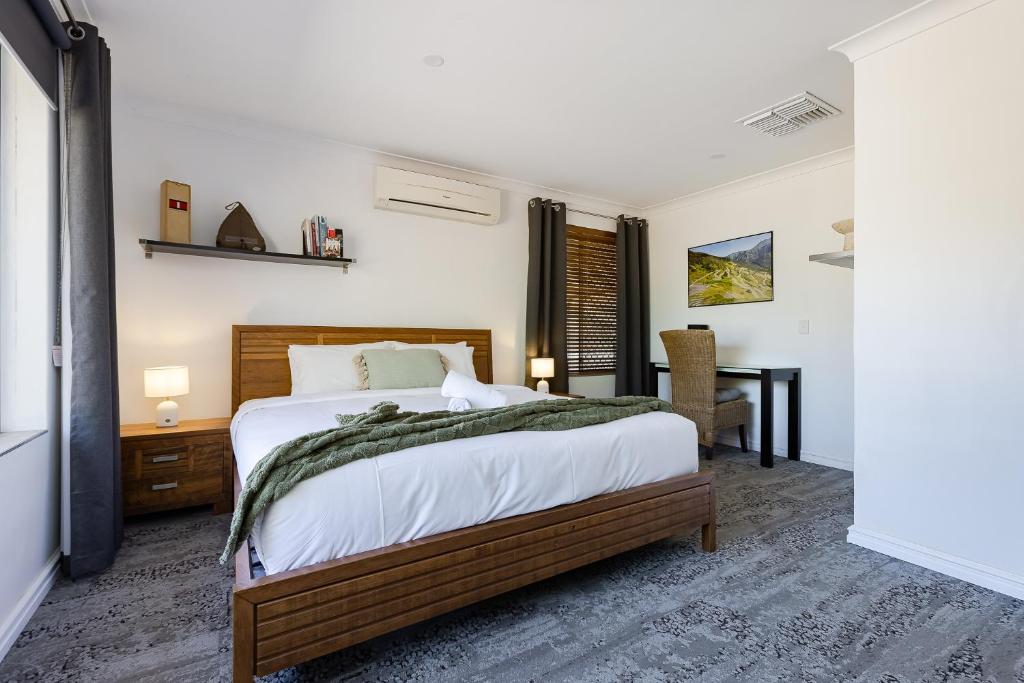 Cosy Corner Retreat By Swanbnb Management, Hamilton Hill (updated ...