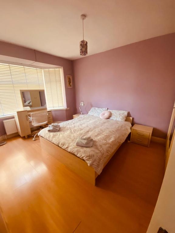 3 Beds in Shared House, Private Bathroom, King Bed, Sleeps 5, Garden ...