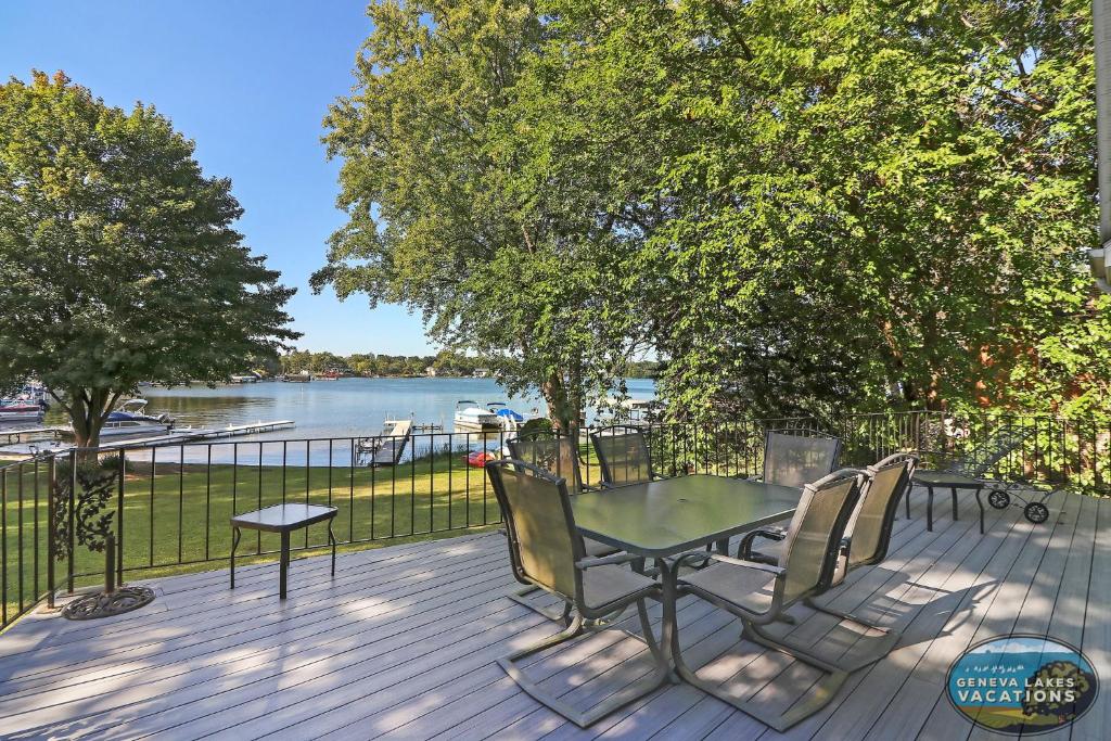 Cozy Family Lake Home Recreational Lake Waterfront Private Pier Bar ...