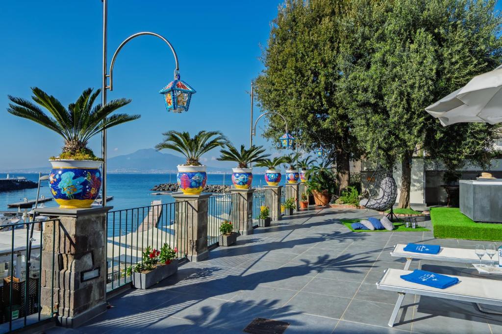 Villa De Luca - Luxury villa with terrace and Jacuzzi by the sea, Vico ...