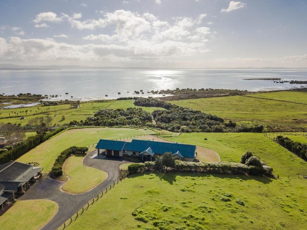 Luxurious Beachfront House in Clarks Beach, Clarks Beach (updated ...