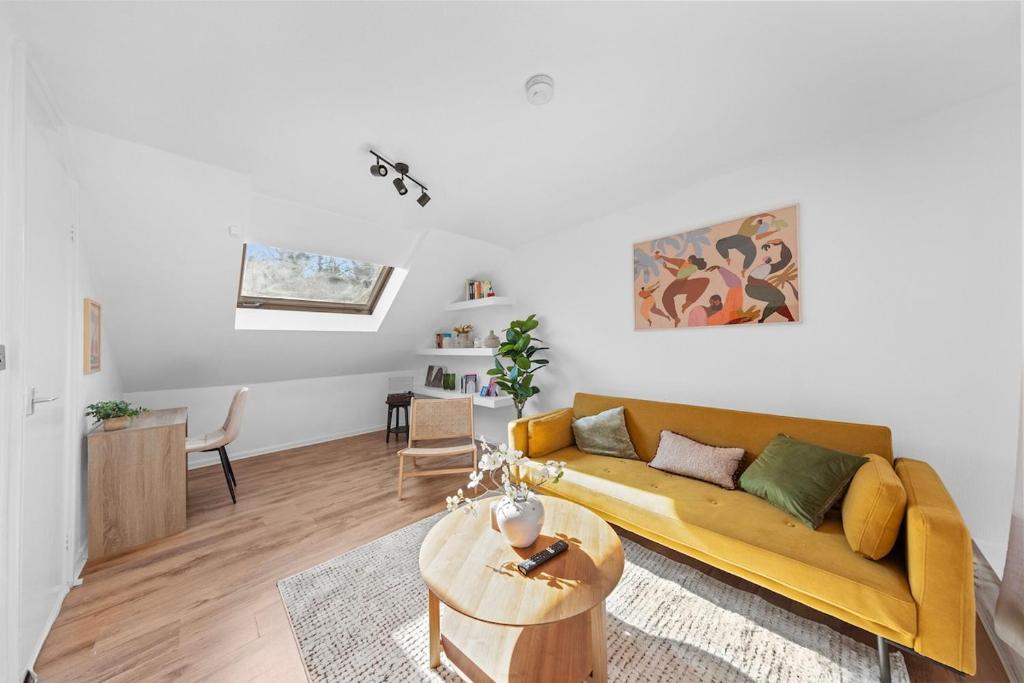 Stylish Nunhead Flat with Private Balcony, London (updated prices 2026)