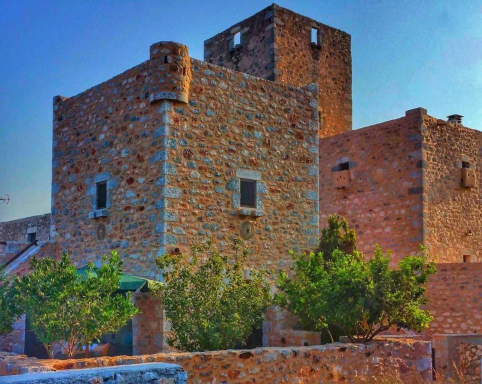 Mani Fort Charabos, Ayía Kiriakí (updated prices 2025)