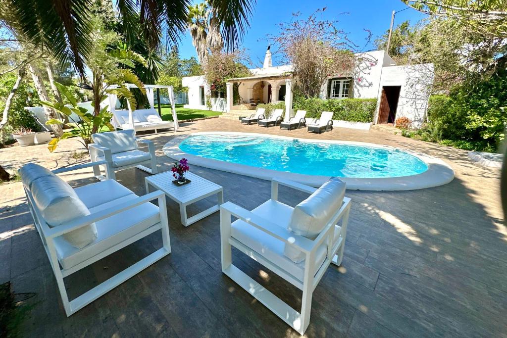 Stylish Ibiza Villa Near Beaches Private Pool & Lush Garden, Cala ...