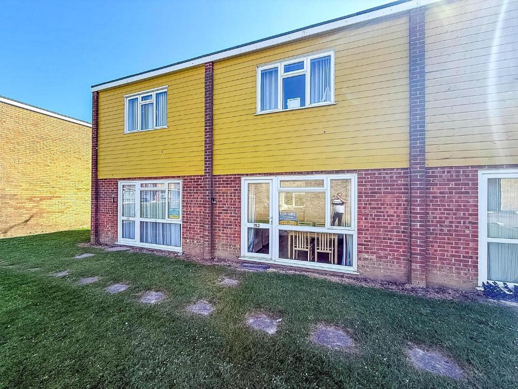 4 Berth Chalet To Hire In Just Walking Distance To Hemsby Beach Ref ...