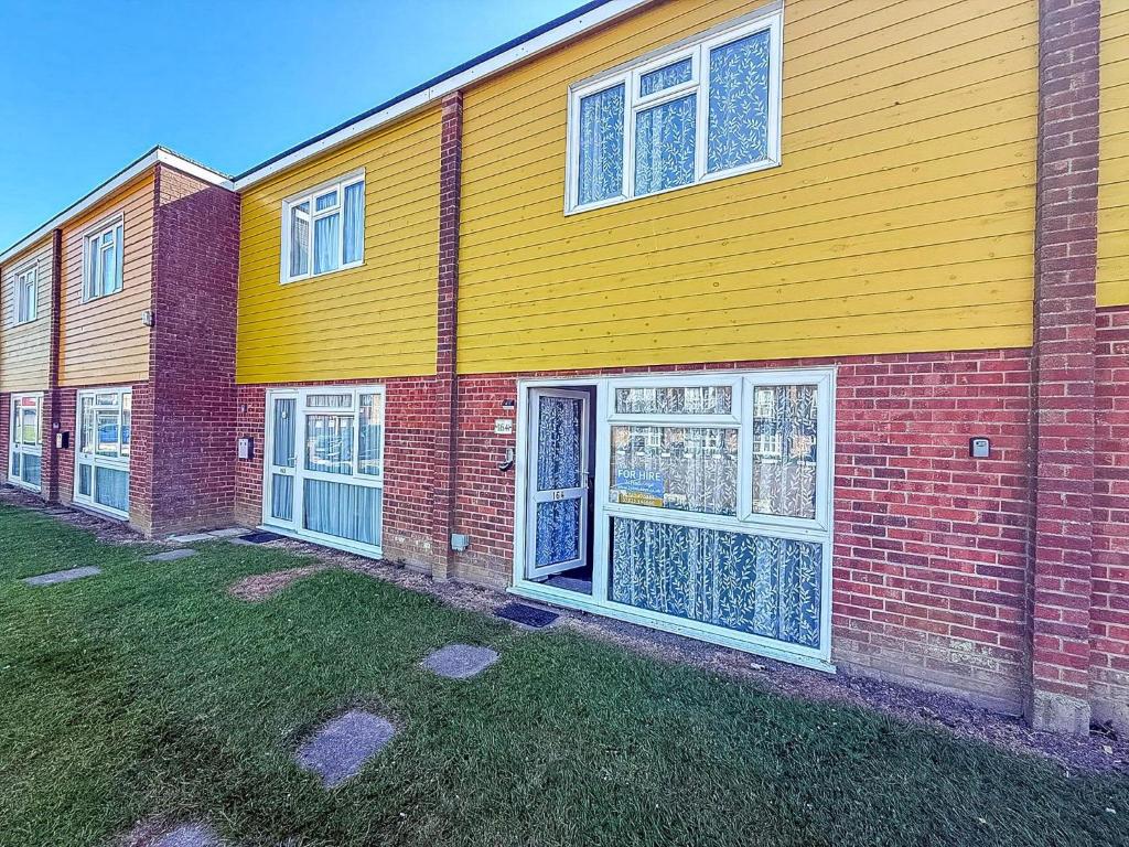 Lovely 5 Berth Chalet In The Coastal Village Of Hemsby Ref 18164B ...