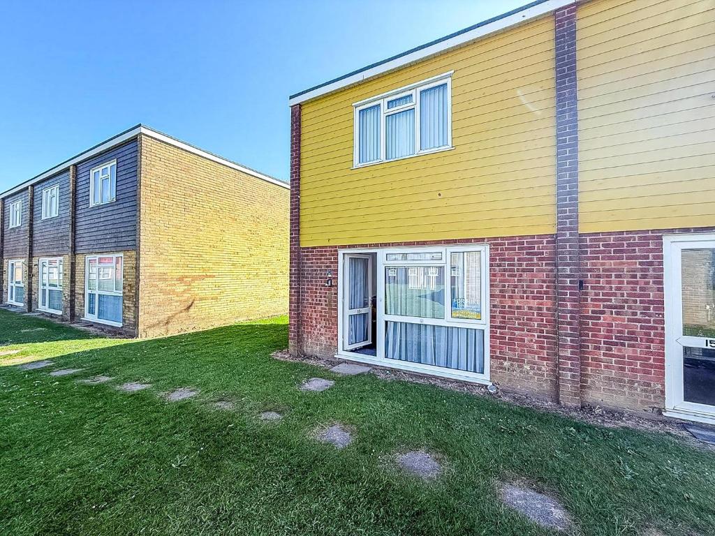 Superb Chalet Close To Hemsby Beach With A Modern Interior, Sleeps 5 ...