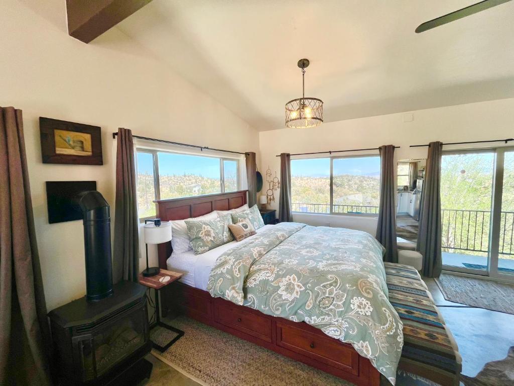 Eagles Nest Casita Luxury king memory foam bed feather pillows & duvet Amazing views, private ...