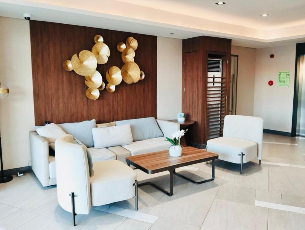 Scandi-inspired 2BR Condo w balcony near SM Iloilo, Iloilo (preços ...