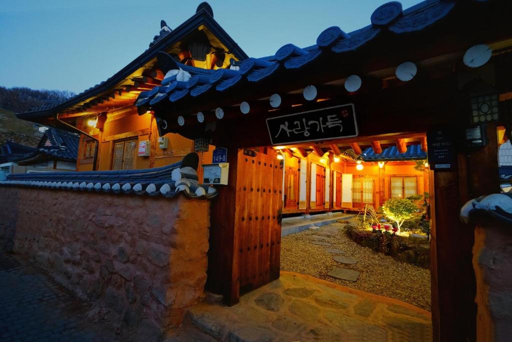 Jeonju Hanok Maeul Sukbak Sarang Gadeuk, Jeonju (precios actualizados ...