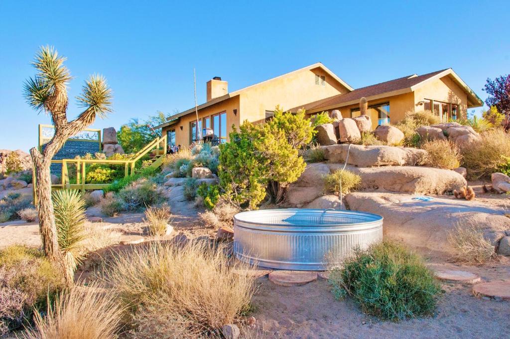 Joshua Tree Oasis I Desert retreat with hot tub, BBQ & backyard trail ...