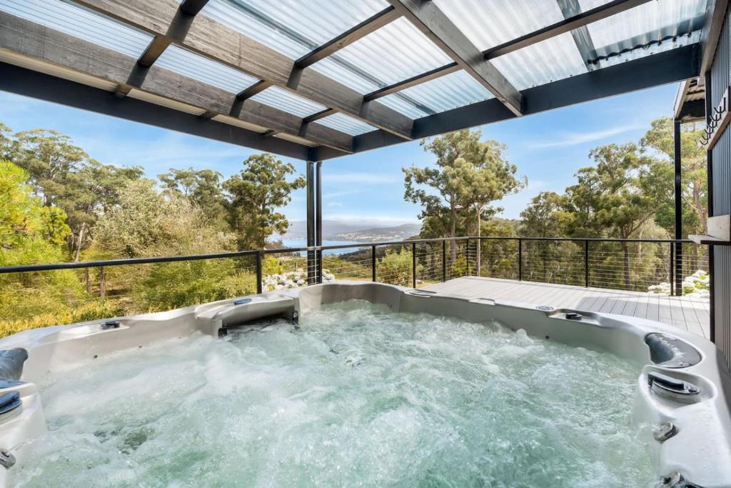Secluded Huon Valley Lodge with Hot Tub and Cottage, Lymington (updated ...