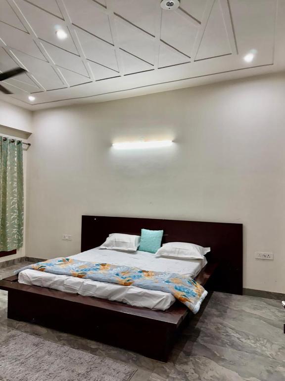 Robin Rajput RR, Greater Noida (updated prices 2025)