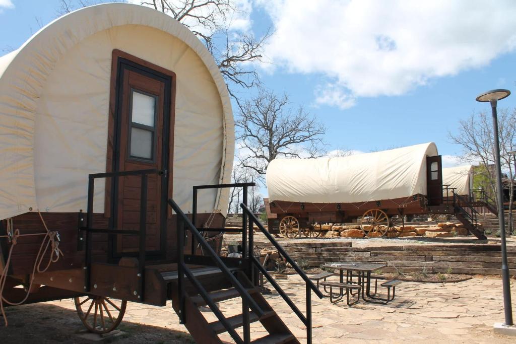 Modern Rustic Retreat - West Wagon with Breathtaking Views, Runaway Bay ...