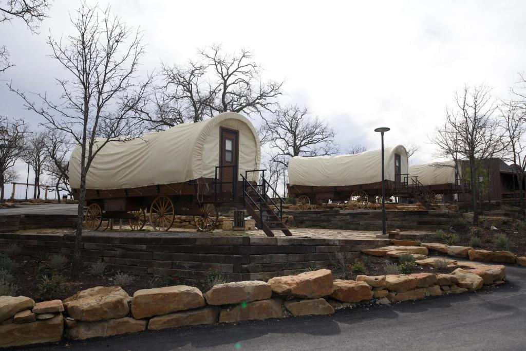 Elevated West Wagon Stay - Spacious Cozy and Charming, Runaway Bay ...