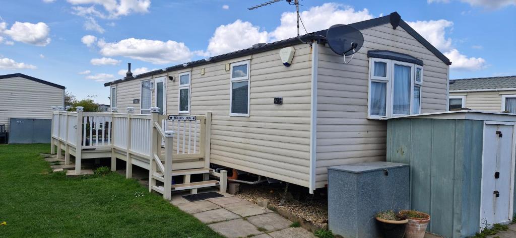 MOLLIES DEN 6 Berth 2 Bedrooms Waterside Leisure Park Ingoldmells ...