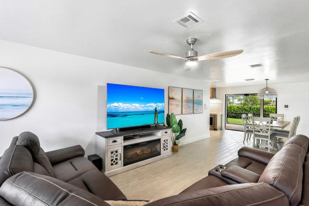 Cheerful home ready for your island getaway ON Mackle Park! 3 BED- 5 ...