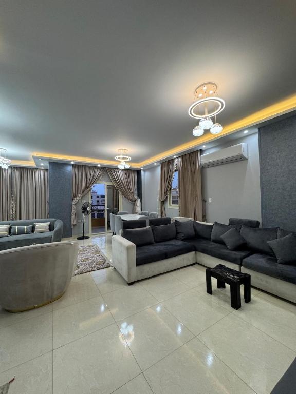 Quiet Apartment in Sheikh Zayed Near Top Malls, Sheikh Zayed (updated ...