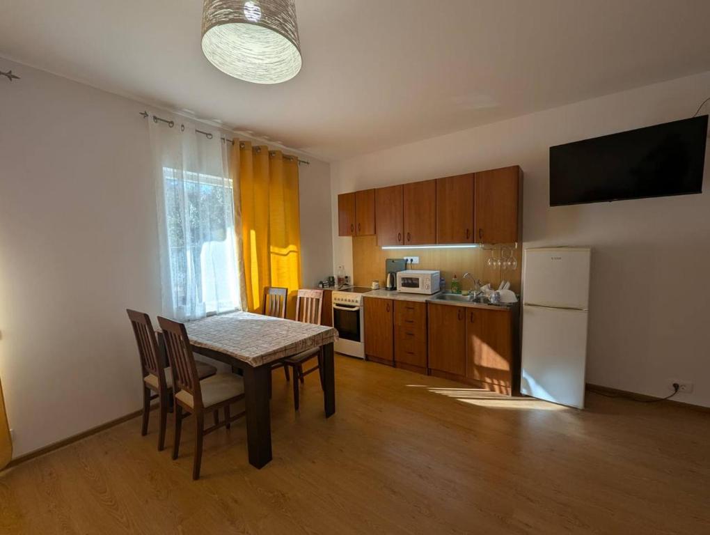 Lora Radovici, Kostići (updated prices 2026)