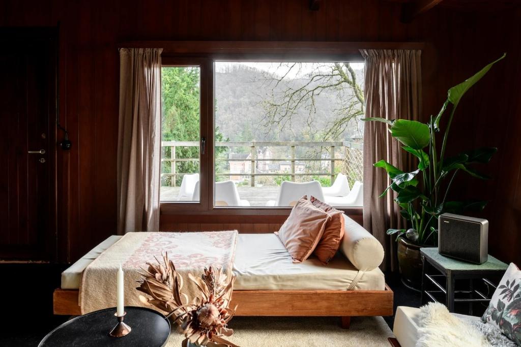 Cosy 70s Cabin with a Beautiful View, Waulsort (updated prices 2025)