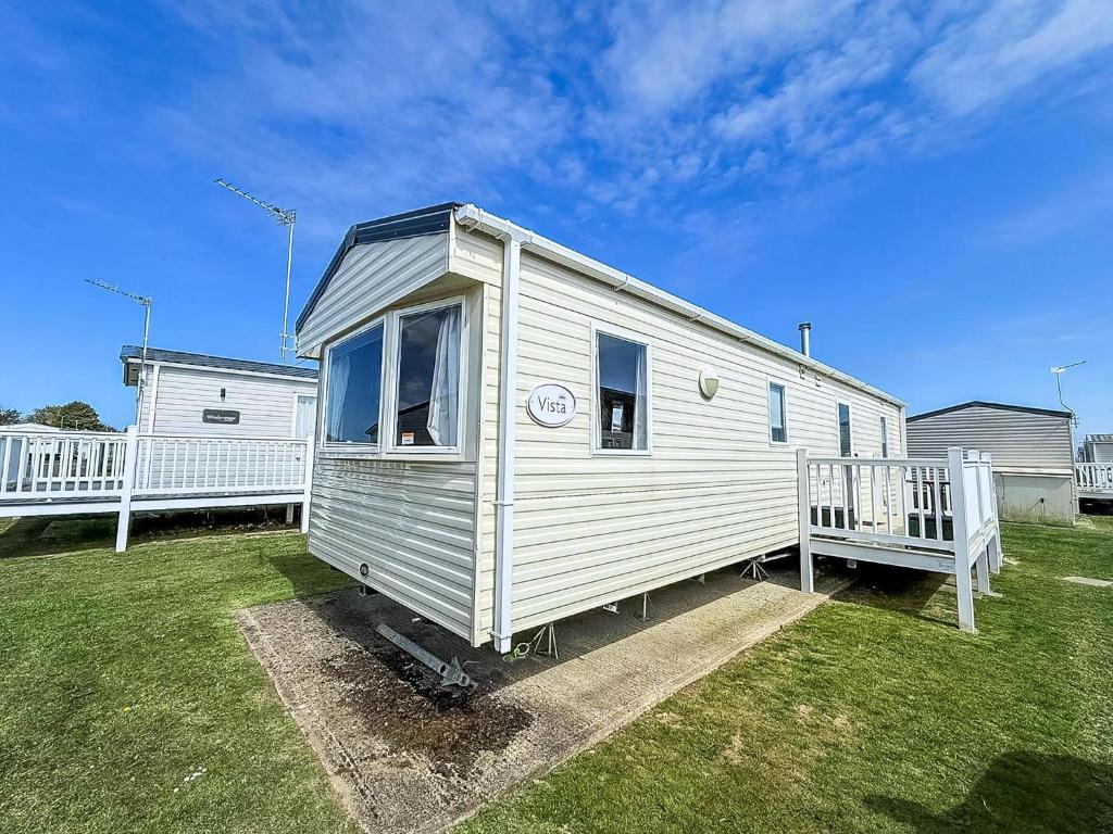 Homely 8 Berth Caravan At California Cliffs Near To Scratby Beach Ref ...